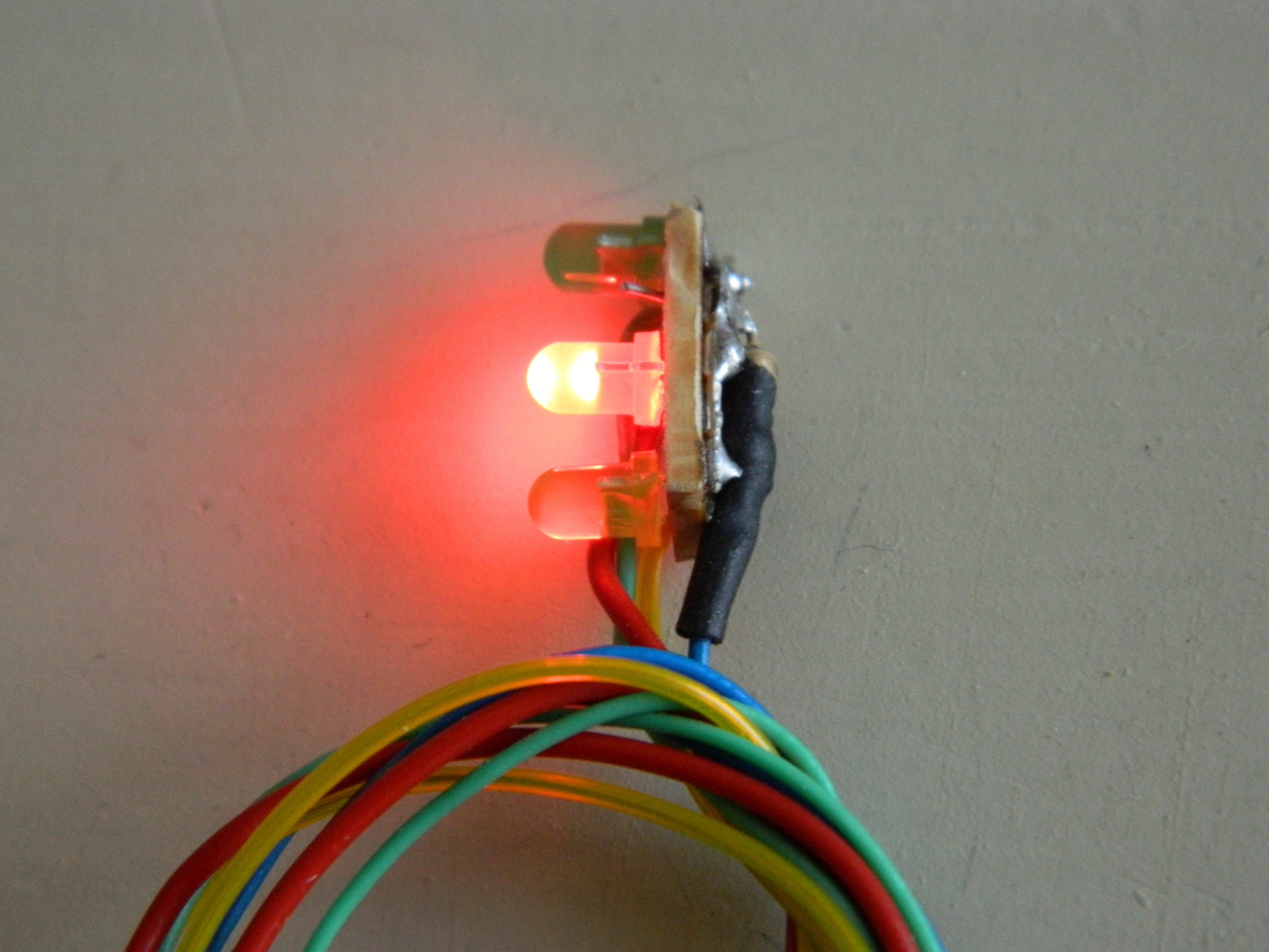 Une platine électronique 3 leds : vert, rouge et jaune pour feu de ...