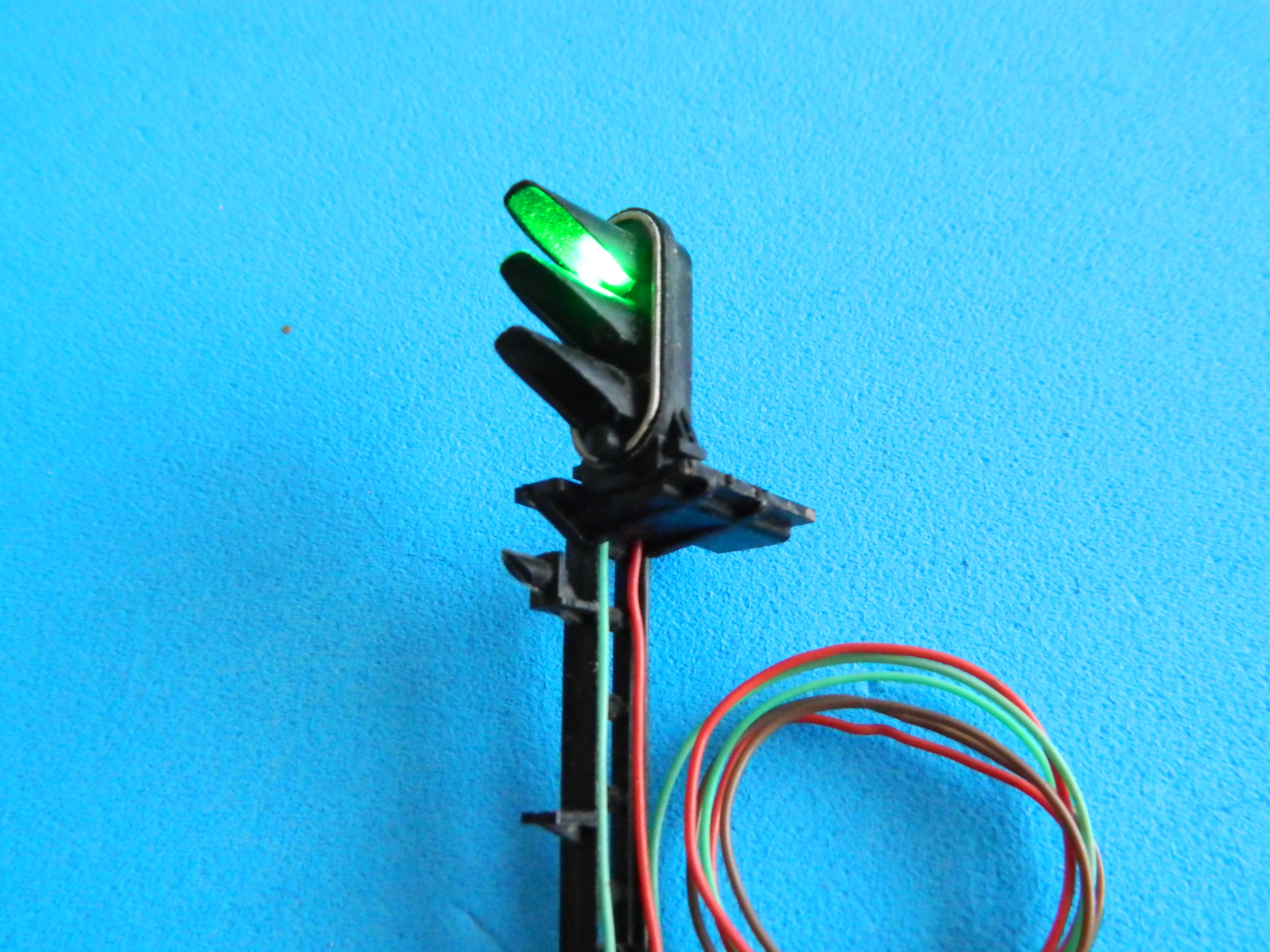 Une platine électronique 3 leds : vert, rouge et jaune pour feu de ...