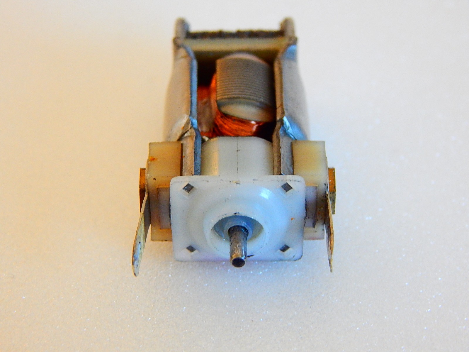 Réf 2222 MOTEUR 3 POLES STANDARD POUR LOCOMOTIVE JOUEF HO - CC2RAIL...