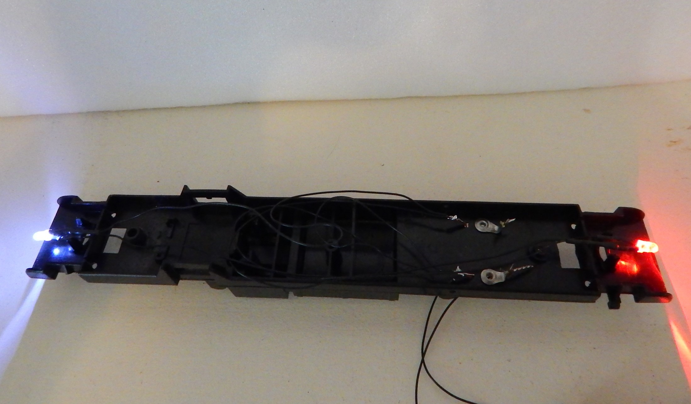 ECLAIRAGE UNIVERSEL A LED BLANC ROUGE POUR LOCOMOTIVE HO JOUEF OU A...