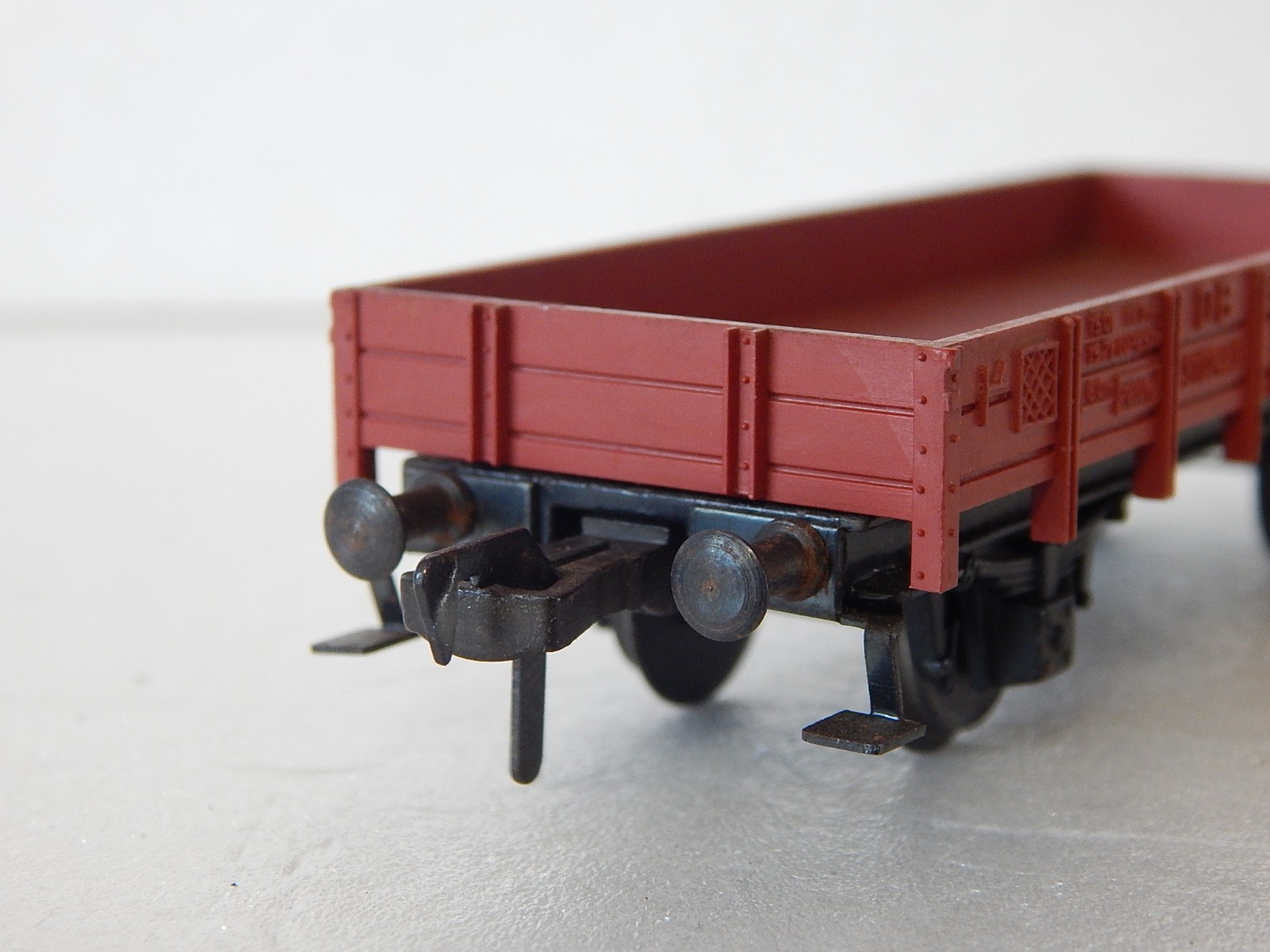 UN WAGON PLAT A ESSIEUX MARRON DB FLEISCHMANN SANS BOITE HO N°1 - C...