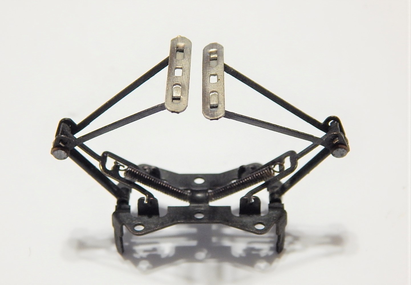 R 13061 UN PANTOGRAPHE METAL DOUBLE NOIR DE TGV JOUEF HO - CC2RAILS...