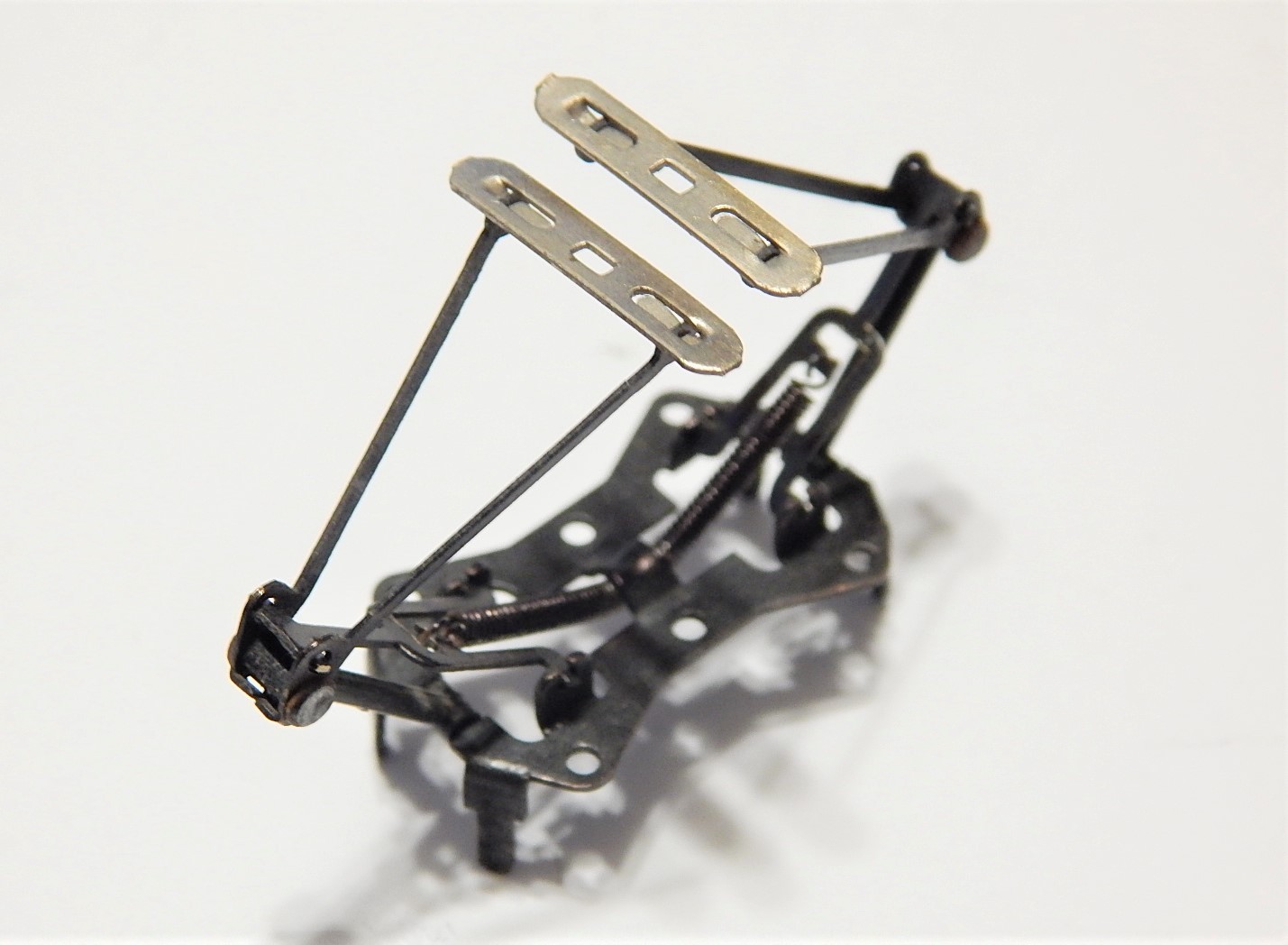 R 13061 UN PANTOGRAPHE METAL DOUBLE NOIR DE TGV JOUEF HO - CC2RAILS...