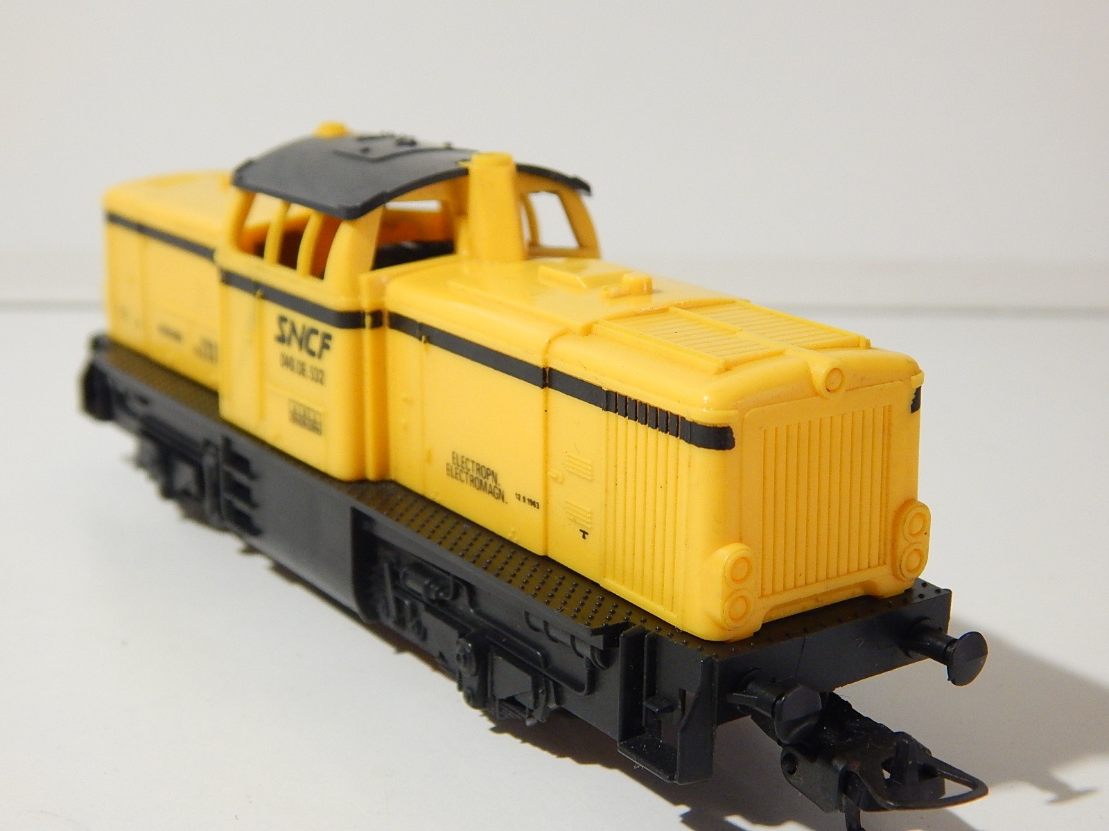 LIMA LOCOMOTIVE 040 DE 532 SNCF JAUNE CHASSIS NOIR HO SANS BOITE