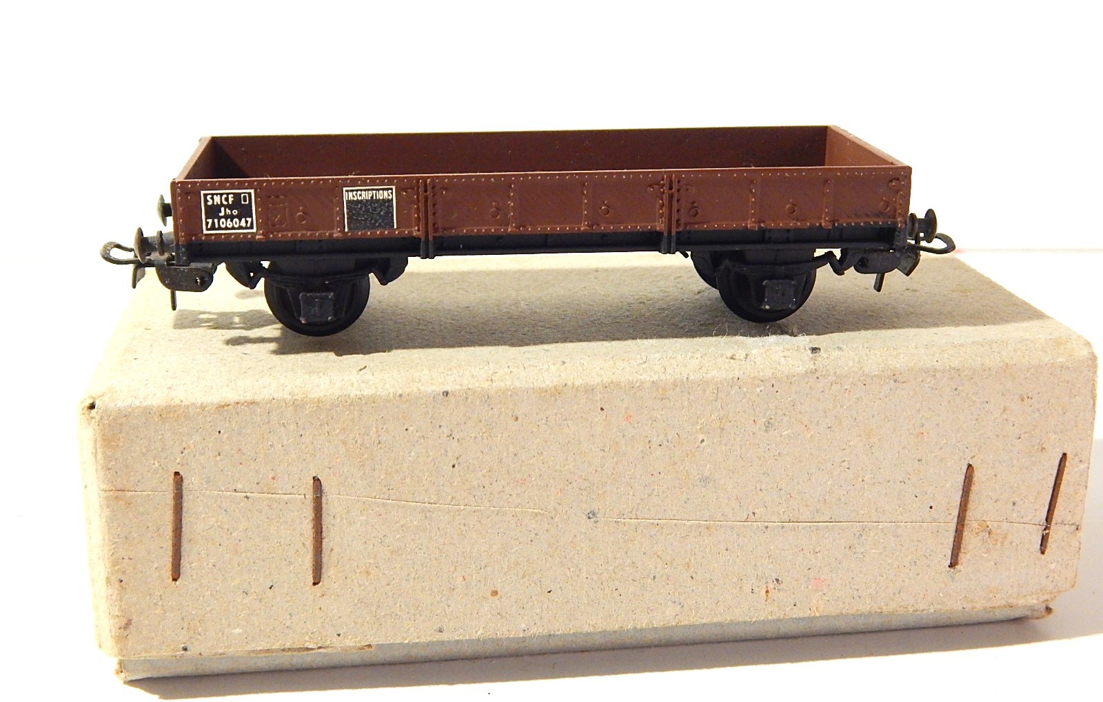 SMCF WAGON PLAT EN METAL MARRON A ESSIEUX SNCF TRES BON ETAT EN BOI...