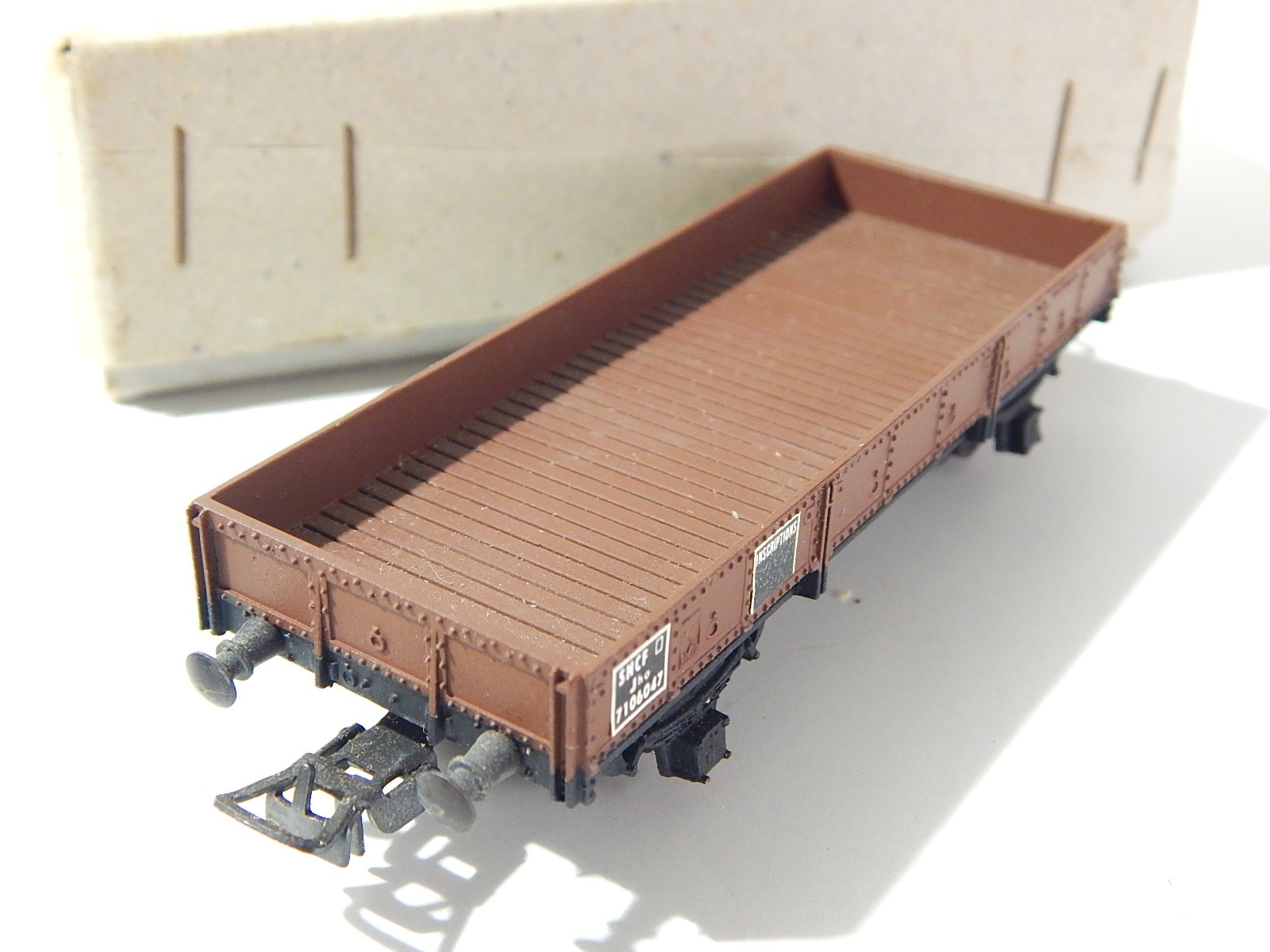 SMCF WAGON PLAT EN METAL MARRON A ESSIEUX SNCF TRES BON ETAT EN BOI...