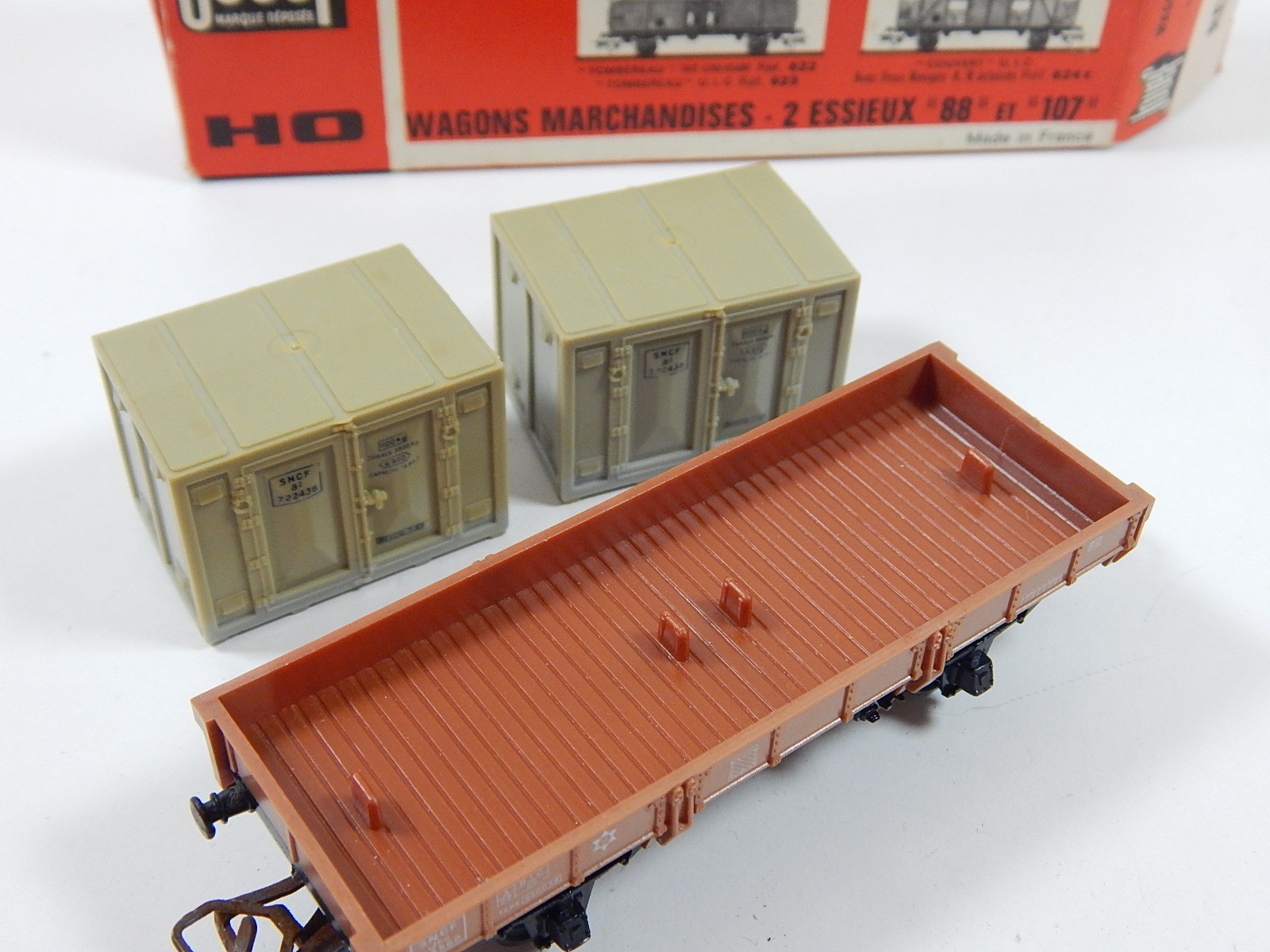 JOUEF WAGON PLAT A ESSIEUX AVEC DEUX CONTAINERS SNCF EN BOITE CARTO...