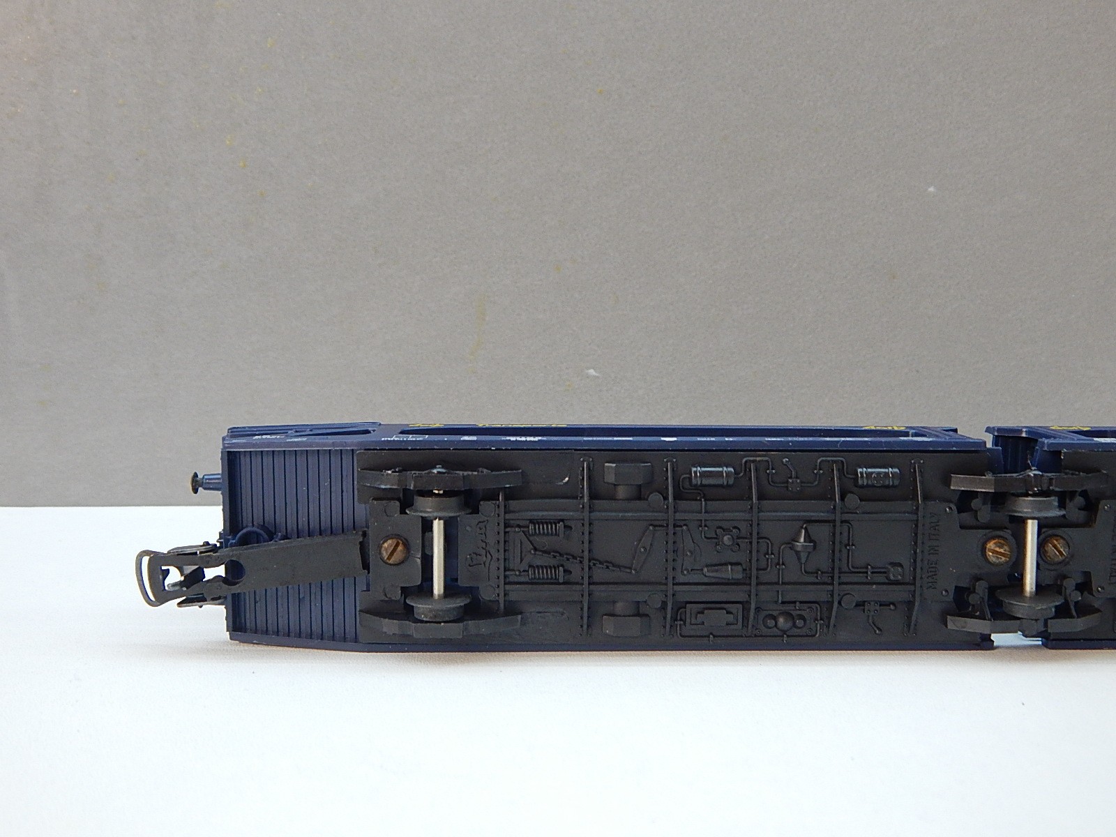 LIMA WAGON STVA BLEU AVEC VOITURE HO SANS BOITE - CC2RAILS.COM