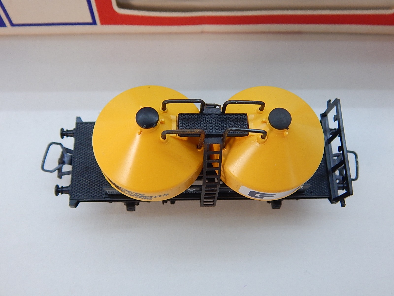 UN WAGON CIMENTIER JAUNE A ESSIEUX CIMENT FRANCAIS JOUEF HO EN BOIT...