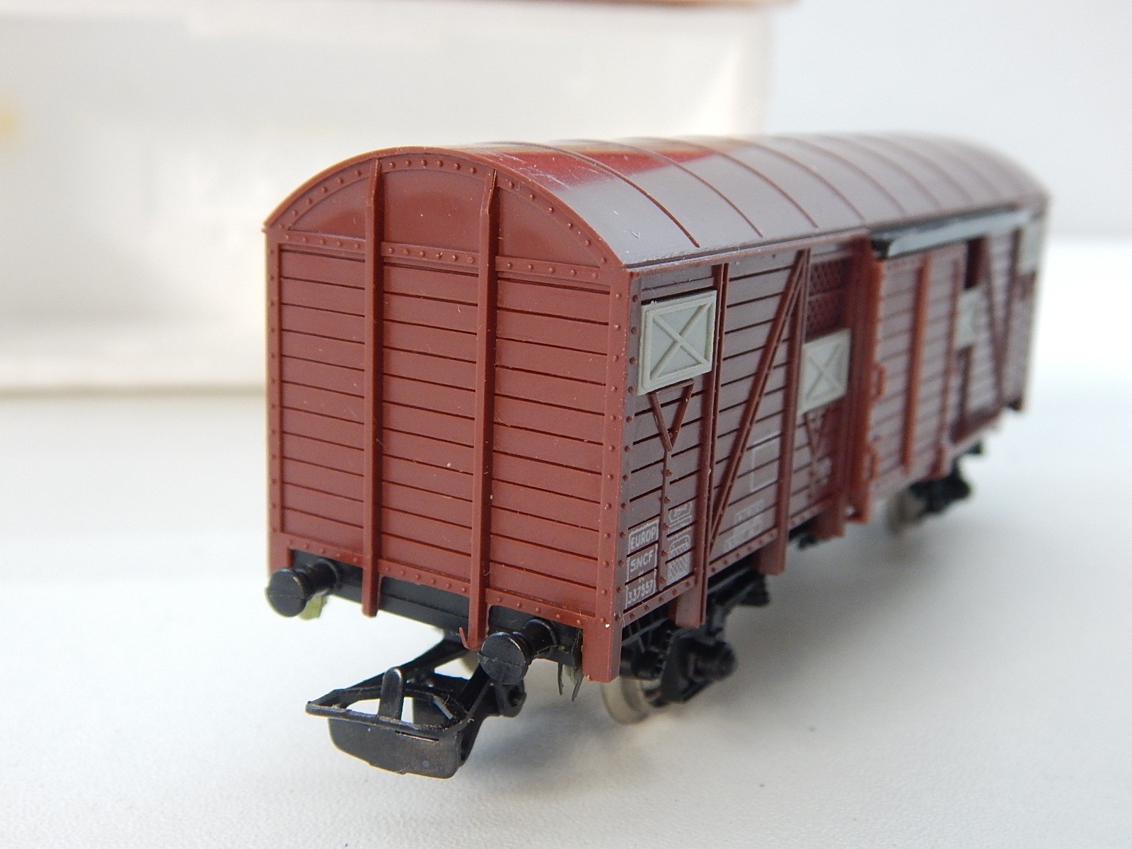 Réf 6240 - JOUEF WAGONS COUVERT UIC MARRON A ESSIEUX HO EN BOITE RO...